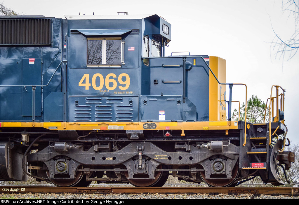 Close-up of CSX 4069 / SD40-3